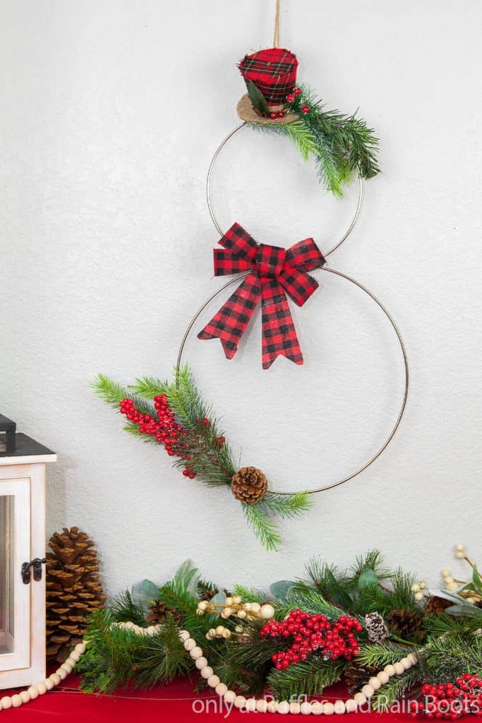 Make this Easy Modern Snowman Wreath in Just 10 Minutes!