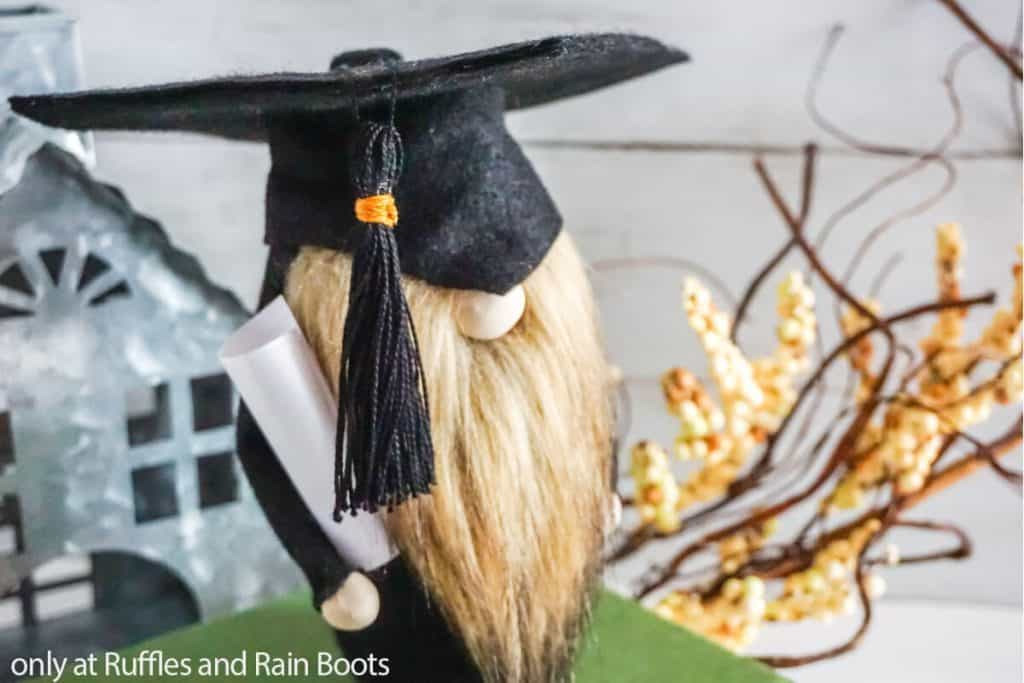 Make this Quick Graduation Gnome Pattern for a Fun Graduation Gift!
